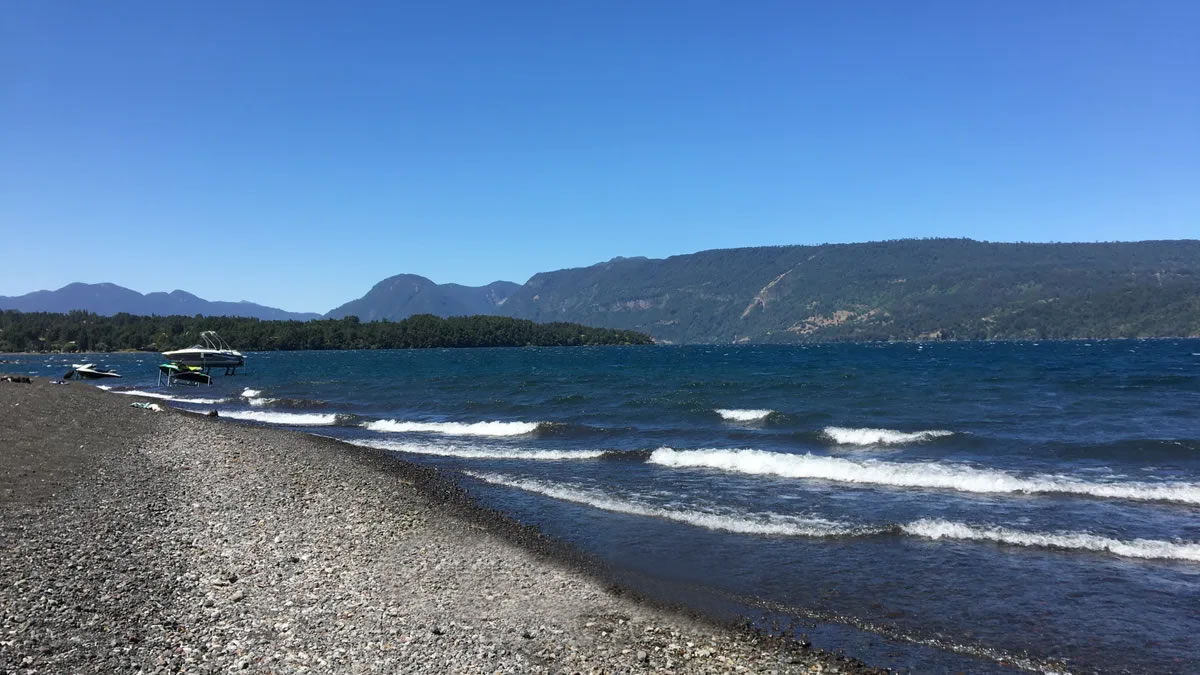 Playa Pucura, Lago Calafquén – Playas de Chile (2025)